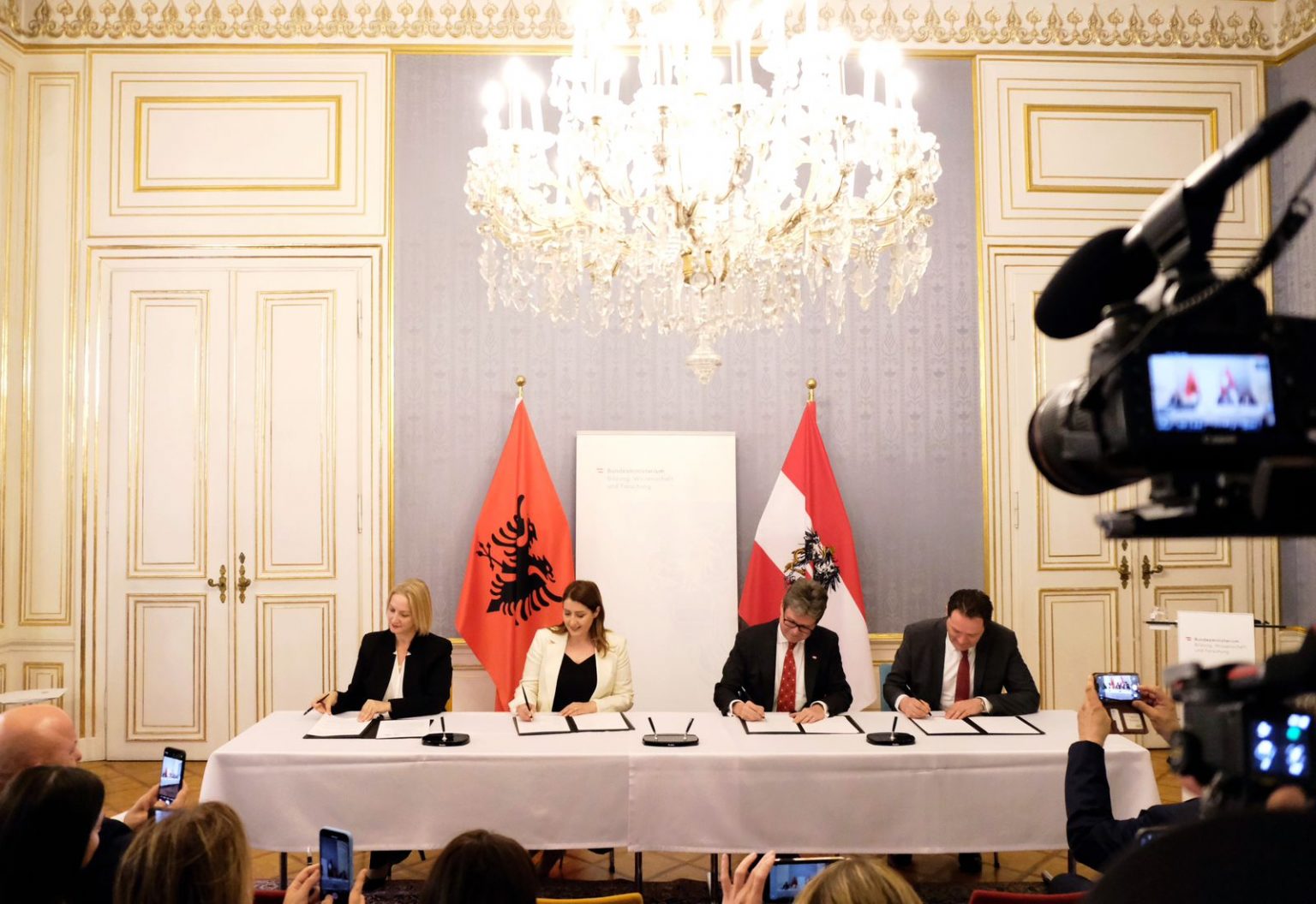 “Nëpërmjet kësaj marrëveshje, UBT është e gatshme të ndërmarrë dhe ...